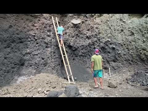Mining sand manually and digging sand, the miners work with enthusiasm.