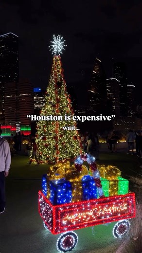 Holiday fun in Houston doesn’t have to be expensive 🎄✨ City Lights Downtown Holiday Magic, presented by Kroger is packed with festive (and affordable!) things to do: 🎄 Tree lights at George R. Brown Convention Center 🍫 Hilton-Americas-Houston chocolate display 🦌 FREE reindeer rides (Saturdays!) ✨ Texas Winter Lights at Marriott Marquis Houston 🎄Winter Wonderlawn at POST Houston What’s your favorite budget-friendly holiday tradition? 👀 | Visit Houston