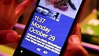 Watch the Nokia Lumia 920 lock screen get real-time updates from the Facebook Live App in WP8