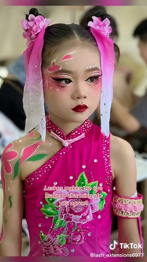 Faux mink lashes, fabulous look, 100% cruelty-free #lashes #eyelashextensions #veganminklashes #fauxminklashes #easyfanlashes #lashextensions #diylashextensions