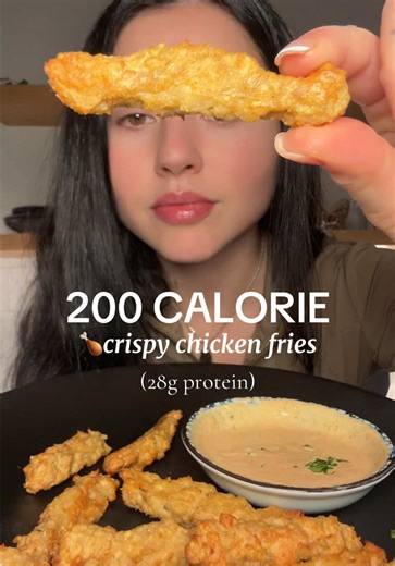 Sorry Burger King, mine are way healthier and lower calorie 👑 • • What you’ll need…👩‍🍳 💫4 oz extra lean ground chicken 💫2 tbsp egg whites 💫1 crushed rice cake 💫1 tbsp corn starch 💫salt, pepper 💫paprika 💫garlic powder Mix your ingredients together until smooth. Lightly spray a tray, mold your chicken fries & air fry for 400 degrees F for 9 minutes, flipping halfway through (or bake in a conventional oven at 425 for around 20 min, flipping halfway). ENJOY🤤🌟 #chickenfries #crispychicken