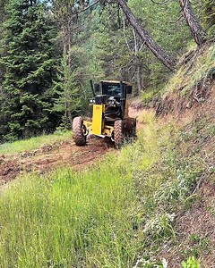 Deere 670 Grader Fails to Pass Through Narrow Canyon #johndeere #grader #deere | Yolo aventuras TV