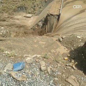 #ویډیو خوست کې د طالبانو له لوري د ۲۰ میلیونه افغانیو په ارزښت د جوړ شوي بند نړېدل د طالبانو د اوبو او انرژۍ وزیر، عبداللطیف منصور له لوري په ګربز ولسوالۍ کې لیژې په نوم د اوبو دا بند له ګټې اخیستنې پوره ۶ ورځې وروسته ونړېد. د طالبانو خوست ولایت مقام چارواکو ویلي، چې دا بند تېره ورځ د سېلاب د زیاتو اوبو له امله نړېدلی دی. طالبان وايي دا بند یې د ۲۰ میلیونه افغانیو په ارزښت جوړ کړی دی. د ګڼ شمېر هېوادوالو له لوري د طالبانو پر پراختیايي او بنسټيزو پروژو سختې نیوکې شوې دي او اندېښنه څرګنده شوې ده، 