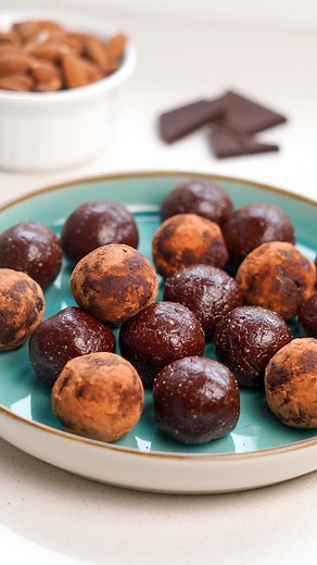 FloFlo|Healthy Recipes on Instagram: "🍫 4-ingredients healthy double chocolate balls by Healthy_floflo Chocolatey, fudgy, and made with just a handful of wholesome ingredients, these double chocolate balls are the ultimate quick snack. They come together in minutes, store well in the fridge, and taste even better the next day. Naturally gluten-free and easily made vegan, they’re a healthier way to enjoy your chocolate fix. reasons to love this recipe: ✅ ready in minutes ✅ only 4 ingredients ✅ n