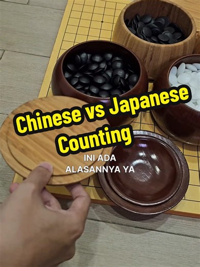 Ternyata beda bentuk tutup mangkok Go itu bukan cuma soal estetika, tapi berkaitan erat sama sistem hitung poin yang dipake. Tutup yang cekung didesain khusus buat naruh batu lawan (Japanese counting), sedangkan tutup yang rata biasanya dipake untuk sistem perhitungan Cina. ​Perbedaannya simpel: sistem Jepang menghitung wilayah plus batu lawan yang ditangkap, sementara sistem Cina menghitung wilayah plus jumlah batu kita yang ada di papan. Tapi tenang aja, mau pakai cara apapun, hasil akhirnya b