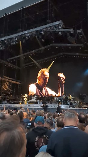 "Roy Orbison singing for the lonely Hey that’s me and I want you only Don’t turn me home again I just can’t face myself alone again..." Bruce Springsteen in Hannover #brucespringsteen #hannover #thunderroad | Rock City Radio Show Berlin