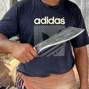 Sati makes a powerful hunting knife from tractor disc | The creative