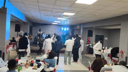 - Si tu n’as pas de problème avec ta conscience, c’est que toi là tu es commando, - Si tu milites pour le droit des autres, c’est que toi là tu es commando, - Si tu n’as pas détourné des milliards du peuple, c’est que toi là tu es commando | Moussa Aimé