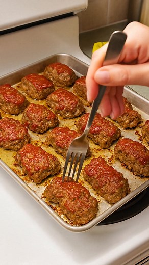 🍽️ Mini Meatloaf Recipe --- 🧂 Ingredients 4 tablespoons brown sugar (packed) 1 cup ketchup 2 eggs 1 cup Bisquick (or similar baking mix) 1 medium onion, finely chopped (about ½ cup) 2–3 pounds ground meat (you can use all beef or a mix of beef, pork, turkey, veal, or lamb) Worcestershire sauce (about 1 tablespoon or to taste) Salt and pepper, to taste --- 🍳 Instructions 1️⃣ Prepare the Sauce In a small bowl, mix brown sugar and ketchup until smooth. Set aside for topping. 2️⃣ Make the Meat Mi