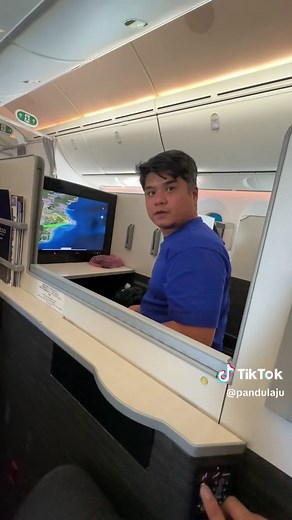 Alang-alang naik flight business class Japan Airlines ni, kita review la sekali