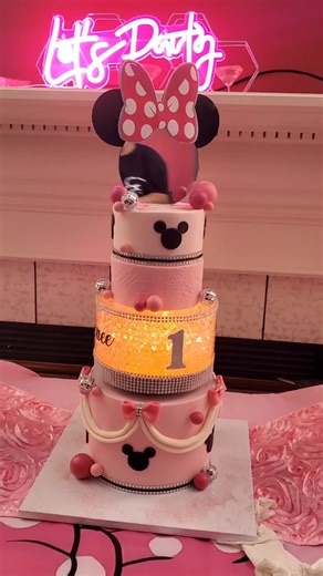 Minnie Mouse Rotating Cake with Mirror Selfie Topper