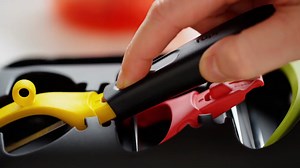 ¿Comen la fruta pelada en tu casa? 🍊 🍎 🍅 El Click Series Set Box es el conjunto de accesorios para cocina que no puede faltar en tu casa. Con cabezales intercambiables, para pelar fruta o verdura o para rebanar haciendo lonjas. 👉 Visitá nuestro Folleto Online y enamorate de este set. http://bit.ly/ClickSeries-C7 75 años ofreciendo soluciones que perduran. #Tupperware ® #TupperwareArgentina #LleváSiempreTuTupper ® #ElegíLoBueno #ElegíTupperware | Tupperware Argentina