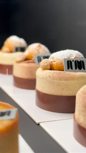 Laura S. 🌸 on Instagram: "🍰 1er épisode de ma série sur les meilleures pâtisseries de Strasbourg 😍 Bienvenue au comptoir gastronomique de desserts de Nicolas Multon ✨ 😌 Ambiance sobre et élégante, desserts présentés comme des bijoux, service aux petits soins… Ici, chaque détail compte. Mon conseil : t’attabler au salon de thé à l’étage pour déguster un dessert à l’assiette et vivre l’expérience à fond 🥰 🧑🏻‍🍳 Le chef joue brillamment entre sucré et salé avec des produits de saison d’excep