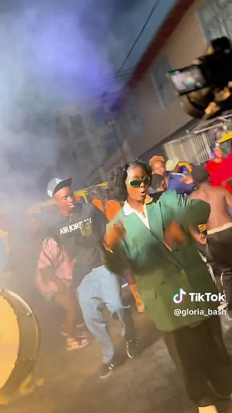 Toza Bien: La Nouvelle Sensation de Gloria Bash