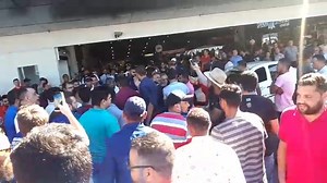 30K views · 148 shares | Depois da briga de ontem, centenas de motoristas de aplicativos foram até a Rodoviária de Goiânia na manhã desta sexta-feira (14). O vídeo, que publicamos ontem, mostra o momento em que cinco taxistas partem pra cima de um motorista de aplicativo. | Bill Guerra Mochilink | Facebook