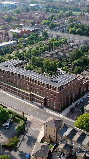 🏆 The UK’s best new building – Appleby Blue Almshouse by Witherford Watson Mann Architects wins RIBA Stirling Prize 2025 Replacing an abandoned care home, Appleby Blue radically reimagines the traditional almshouse, flipping the centuries-old typology by placing shared spaces at its heart to foster community and reduce isolation among residents. The development contains 59 bright, spacious flats arranged in a U-shape around a central garden courtyard. Inside, generous homes with discreet access