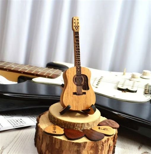 🎸𝗚𝗶𝘃𝗲 𝘁𝗵𝗲 𝗴𝗶𝗳𝘁 𝗼𝗳 𝗺𝘂𝘀𝗶𝗰!🎶 ✨Get your Wooden Acoustic Guitar Pick Box with Stand today and make someone's day brighter!🥰 🎁🛒Get it now👉 | Nominateh.shop