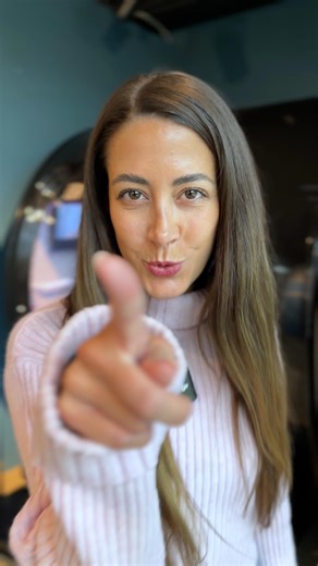 doctorfrost | Experte für Biohacking & Longevity - to go on Instagram: "Was passiert, wenn dein Körper plötzlich zwölfmal mehr Sauerstoff bekommt als sonst? Wenn du in der Druckkammer sitzt und die Maske aufsetzt, merkst du schnell, dass hier etwas passiert, das im Alltag kaum vorkommt: Dein Körper bekommt Sauerstoff in einer Menge, die er sonst nie sieht. Durch den Überdruck gelangt er viel tiefer ins Gewebe, sogar in Bereiche, die normalerweise kaum noch versorgt werden. Und dort fängt die eig