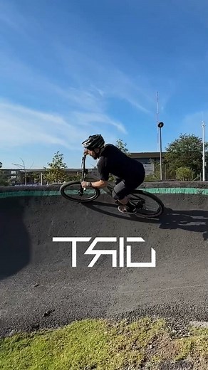 Conquista el aire y desata tu estilo con la bicicleta Polygon TRID, diseñada para los amantes del Dirt Jump que buscan libertad en cada salto. 🚵‍♂️ Descubre el flow de Ismael nuestro talento local y sé parte de nuestra comunidad Polygon Bikes. 🤙 Componentes: CUADRO: 135MM O.L.D, AL6 DIRT JUMP, IS MOUNT 160MM TAPER SUSPENSIÓN: 100MM, TA 15MM, TAPER, X-FUSION SLANT FRENOS: ROTOR F180 / T160 6 TORNILLOS, SHIMANO BR-MT200 HYDRAULIC DISC 💻 Visita nuestro sitio web en el enlace de nuestra biografía