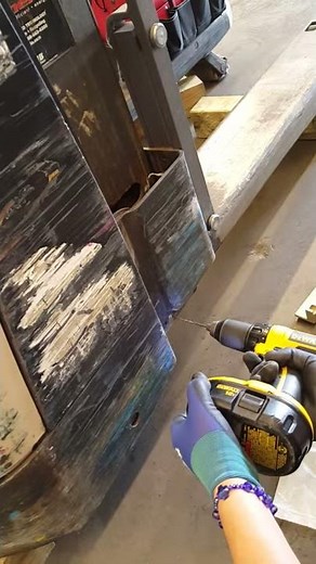 How to remove broken bolt using left hand drill bit