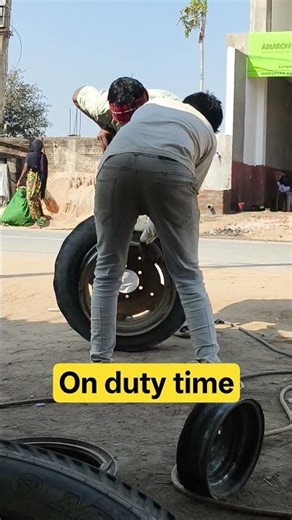 Two men together could not open the tyre. #vishwakarmatyredukan#comedyexclusive #gopalvishwakarma
