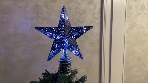 Silver Christmas Tree Star Topper with Lights, 8.5-Inch Light-Up Christmas Tree Topper with Remote Control, 4 Brightness Levels & 8 Light Modes, Faux Mercury Glitter Design with 20 Lights (Black)