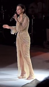 Bùi Lan Hương hát nhưng thứ mà cư dân mạng chú ý là ngón chân cái của chị 👀😳 Video: hahuho | TOP Comments