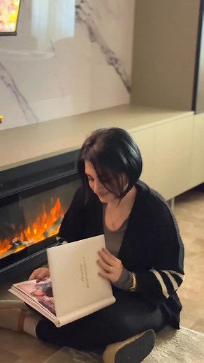 Առաջարկության մատանին տուն եկա պահեցի… անգամ չգիտեի՝ ինչպես ներկայացնել ընտանիքիս։ Բայց իրականում ամեն ինչ արդեն իր տեղում էր․ Արոնը վաղուց հանդիպել, խոսել և պայմանավորվել էր իմ պապայի ու եղբորս հետ։ Ու ընդամենը 11 օր անց մեր նշանդրեքը եղավ։ ✨ Մենք երկուսս էլ երբեք չենք մտածել, որ կարող է չստացվել։ Ամեն օրվա աղոթքիս մեջ ասում էի․ «Աստված ջան, եթե անգամ դժվար լինի, թող ճիշտ լինի… ես կդիմանամ»։ Ու միշտ էլ ճիշտ էր լինում։ Միշտ էլ ավելի լավ էր լինում, քան ես երազում էի։ Ես երբեք չեմ սիրել հարաբերութ