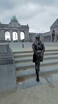Handcuffed walk in front of the “Monument du Cinquantenaire” / In Handschellen vor dem Triumphbogen