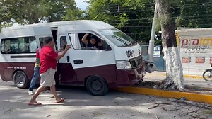 Chofer de combi se estrella contra un poste de alumbrado sobre el malecón de la puntilla | Noticias Cd del Carmen y el Sureste