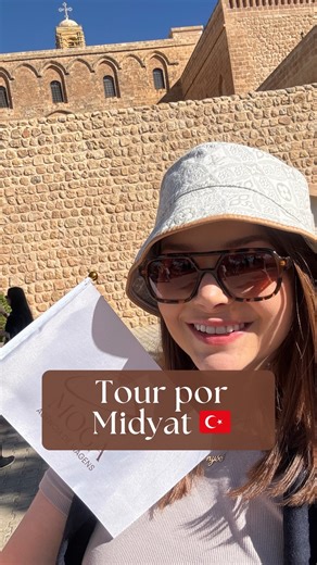 Monyse Garcia | Viagem Para a Turquia on Instagram: "Midyat é uma das joias do sudeste da Turquia, localizada na antiga região da Mesopotâmia. Famosa por suas elegantes mansões de pedra, que hoje servem de cenário para muitas novelas turcas, a cidade encanta também pela arte tradicional do telkari, uma delicada técnica de filigrana em prata muitas vezes combinada com âmbar, transformando joias em verdadeiras obras de arte. Caminhar por Midyat é viajar no tempo, entre ruas históricas, ateliês art