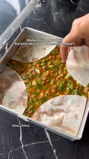Vina Masak on Instagram: "Semua akan dibikin satset pada waktunya. 😄 Enak banget.. siapa sih yg gak doyan martabak. Apalagi klo isiannya tebel gini. Nggak ada lagi ceritanya isinya cuma ditengah aja, semua kebagian rata. 😊 Bumbui dagingnya aku pakai dryrub @healthyrepublic.id praktis satset, sedap. Mantap banget deh yuk cobain resep ini. . MARTABAK SATSET Bahan 200 gram daging sapi giling 1/2 bawang bombai cincang 3 bawang putih cincang 2 sdm dryrub curry Margarin untuk menumis . Daun bawang W