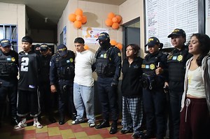 La Policía Nacional Civil (PNC) de Guatemala logró interceptar a cuatro presuntos integrantes de la Mara 18 en la calle Real, colonia Las Tapias, zona 18, tras una rápida y estratégica intervención. | Mágico TV