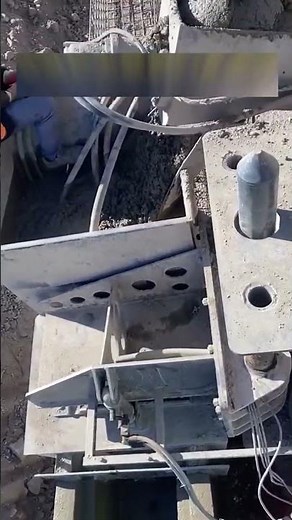 Slipform construction process of reinforced ditch