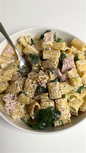 CREAMY HAM & SPINACH RIGATONI 😮‍💨🤤 in 15 minutes using @bearfieldsoflondon deli ham which is made without nitrites and artificial preservatives. Full recipe below 👇🏻 AD Creamy Ham & Spinach Rigatoni Serves 4: About 450 calories 25g Protein Ingredients: 2 x packets of Bearfields deli ham 200g x garlic and herb cream cheese 50g of spinach 300g of fresh egg rigatoni pasta cracked black pepper Method: 1. Boil the fresh egg pasta for about 6 minutes. 2. Whilst the pasta cooks cut the ham into sq