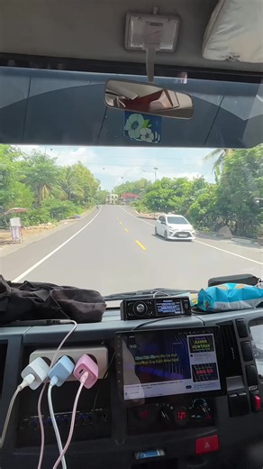 kalo tidak ada jalan keluar, maka kita yg keluar jalan jalan 🤪😋 📌fasilitas kendaraan : •seat 21 1 driver •full ac •usb charger •musik android •full karaoke ☎️WhatsApp & call : 087858165728 #sewaelf #jombang24jam #fyp #emci #drivermuda