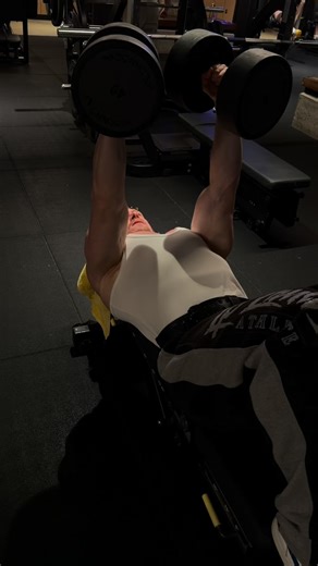 BeaudiPijlman on Instagram: "Dumbbell or machine fly’s? @kossonutrition Code “BEAUDI” for extra 10% off #bodybuilding #fitness #gym #workout #chest chestworkout dumbbellpress benchpress bankdrukken shoulderworkout shoulderpress legpress squats hacksquatslegcurl legextension classicphysique classicbodybuilding fitnessmotivation training gymmotivation exercise trainmore goldenera gym goldenerabodybuilding latpulldown barbellrow tricep bicep"