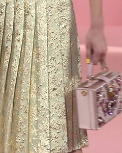 The new Women’s collection features the perfect combination of soft colours, clean silhouettes and floral details. The looks are made up of a bustier midi dress in lamé jacquard with bejewelled flats, a matching lace bustier and trousers with a #DGDevotion belt and #DGDaymaster sneakers, and a jersey t-shirt with marabou trim paired with a floral skirt and gold #DGDevotion high heel sandals. The outfits are embellished with a #DGDolceBox and two quilted versions of the #DGDevotionBag. Discover t