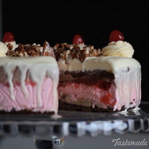Banana Split Ice Cream Cake (via Tastemade Brasil) Full recipe: http://taste.md/22IVcwp | Tastemade