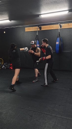 Friday night boxing class with coach @maddocksclan111 and coach @richardperezboxing209. Tough room tonight! If you've ever thought about learning how to box, whether for self defense, competition, exercise, or just for fun, come try it out! Your first two classes are free and we've got everything you need to get started. Mondays and Fridays at 6pm at 10th Planet Grants Pass. #10thplanet #Boxing #striking #standup #bagwork #padwork #combinations #mma #ufc #combatsports #selfdefense #workingforthe