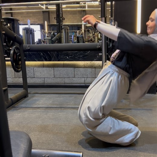 Hanaa Herzallah| Personal Trainer on Instagram: "Here mix of my lifting & mobility training focused on quads,hip flexors &tibia…. Done 3*10-12 each exercise: Sissy squats Bb smith wide lunge Leg extension Side single leg press Kb tibia extension Kb split squat #leg #athlete #mobility #lifting #quads #hipflexors #gym #egpyt #dubai"