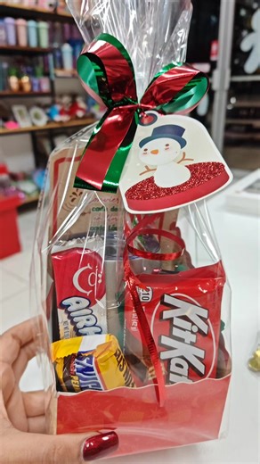 ✨🎁✨En ésta temporada regala dulzura y magia con nuestras Candy Boxes! Nuestras exclusivas Christmas Candy Boxes son el detalle ideal para sorprender a esa persona especial, compartir en familia o agradecer a tus clientes. Cada caja está llena de una selección de los dulces y chocolates más deliciosos, con un toque festivo que encanta a todos. ¡Imagina la cara de felicidad al abrir este festín de sabor! 🎄🍬 🍭 Personalizables: Agrega un mensaje personalizado, nombres o diseña la caja a tu gusto