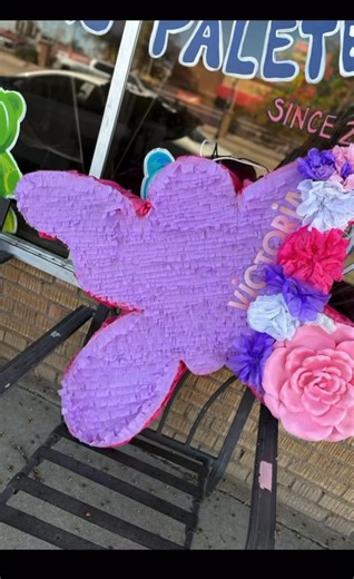 Make your special occasion truly unforgettable with a breathtaking piñata! Measuring 3 1/2 ft tall, this work of art is sure to impress. Send a message to preorder your masterpiece today!🪅🦋 Haga su ocasión especial verdaderamente inolvidable con una piñata impresionante. Con una medida de 1 metro y 7 centímetros de altura (3 1/2 pies), esta obra de arte seguro impresionará. ¡Envíe un mensaje para preordenar su obra maestra hoy mismo! 🪅🤌🏻 | Luxx Creations