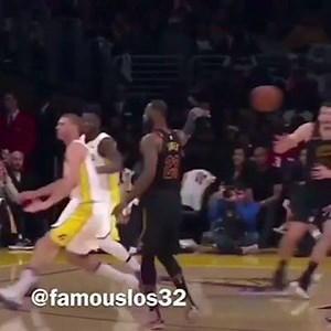 LeBron James smoothest no look pass in no look pass history 😂 | Famouslos32