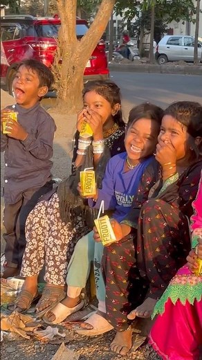 “Road side ke bachche… khushiyon ke sabse bade haqdar ❤️… par unke sapne aasman se bade hain ✨”