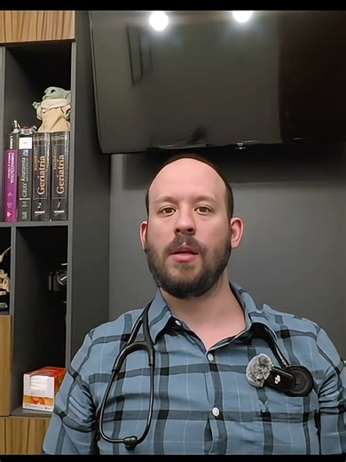 Perdida de apetito en el adulto mayor Cuando una persona con demencia deja de comer, NO es normal ni es solo “la edad”. La hiporexia en la demencia puede acelerar el deterioro, provocar pérdida de músculo, infecciones y empeorar la calidad de vida. En este video explico: – Por qué las personas con demencia pierden el apetito – Medicamentos comunes que lo empeoran – Errores que hacen que coman todavía menos – Qué estrategias sí funcionan sin usar fármacos Si cuidas a alguien con demencia y has no