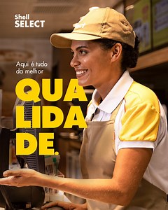Se tem um produto que nós estamos sempre melhorando, é o nosso atendimento. Porque nós sabemos que um sorriso sempre melhora seu dia. Isso é humanologia. Isso é o que você encontra numa Shell Select, a loja de conveniência da Shell. #PraCegoVer: o vídeo começa com a imagem de uma atendente da Shell Select. Ela está sorrindo para um cliente. Ao lado dela, o texto: "Aqui é tudo da melhor QUALIDADE.". Na sequência, sobre essa mesma imagem, um parênteses aparece destacando o sorriso da atendente. Ao