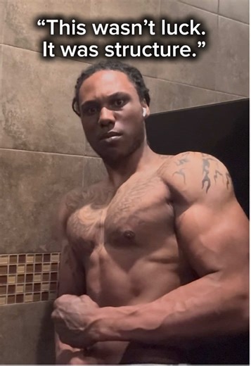 I didn’t wake up one day and magically look better. I didn’t “get lucky.” And I definitely didn’t fix things by trying harder for a week. What actually changed everything was realizing this: I wasn’t broken — my structure was. For a long time I was eating whenever, drinking whenever, training whenever… then wondering why my face looked inflamed, my body felt off, and my confidence was inconsistent. No plan = no control. No control = no progress. Once I simplified things — ✔️ planned meals ✔️ con