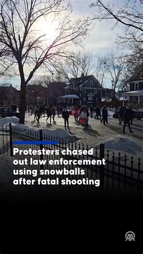 💢 A US woman, Renee Nicole Good, was shot dead by an ICE agent during an enforcement operation in Minnesota ⏩ People attacked federal vehicles, breaking a window and throwing snowballs, with some people hit by pepper balls | Anadolu Agency