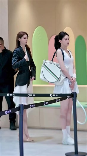 Guangzhou Auto Show: Stunning Models Take Center Stage